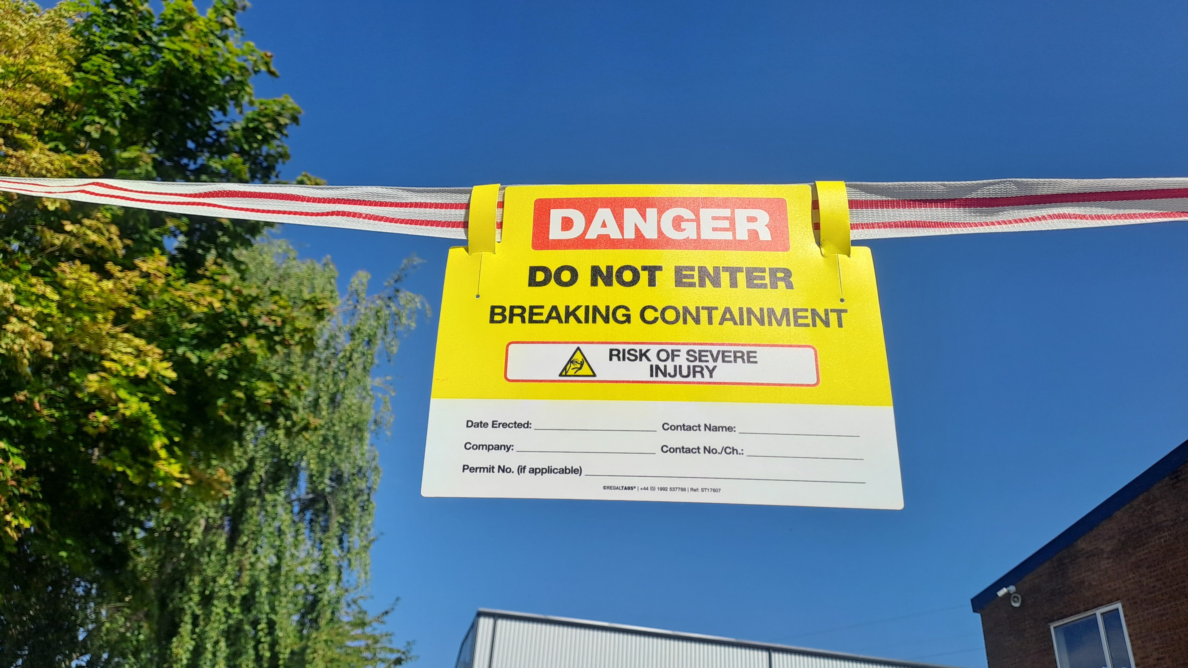 Cost-effective Barrier Signs | REGALTAG